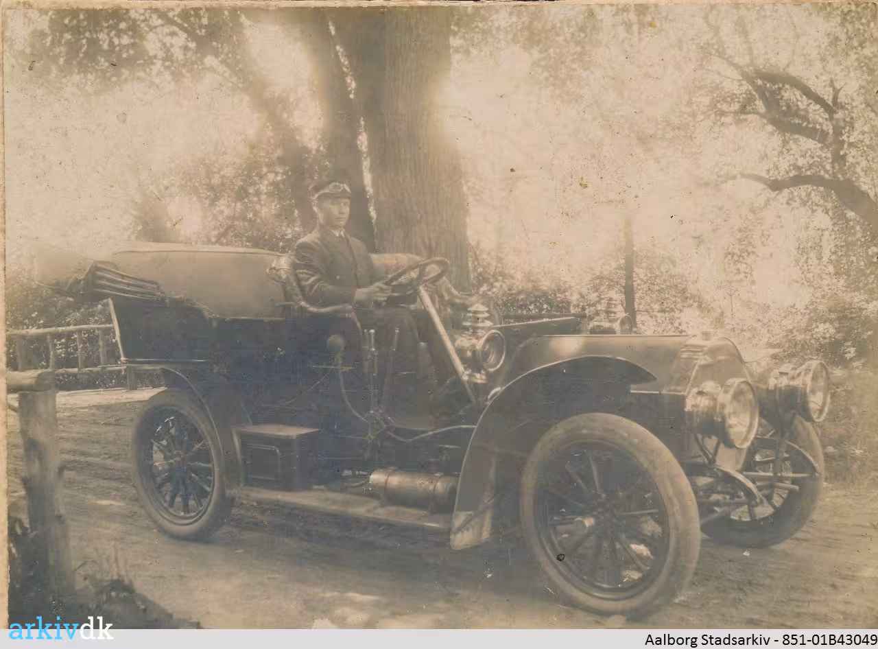 arkiv.dk | Bil med nedslået kaleche, ukendt chauffør ved rattet.