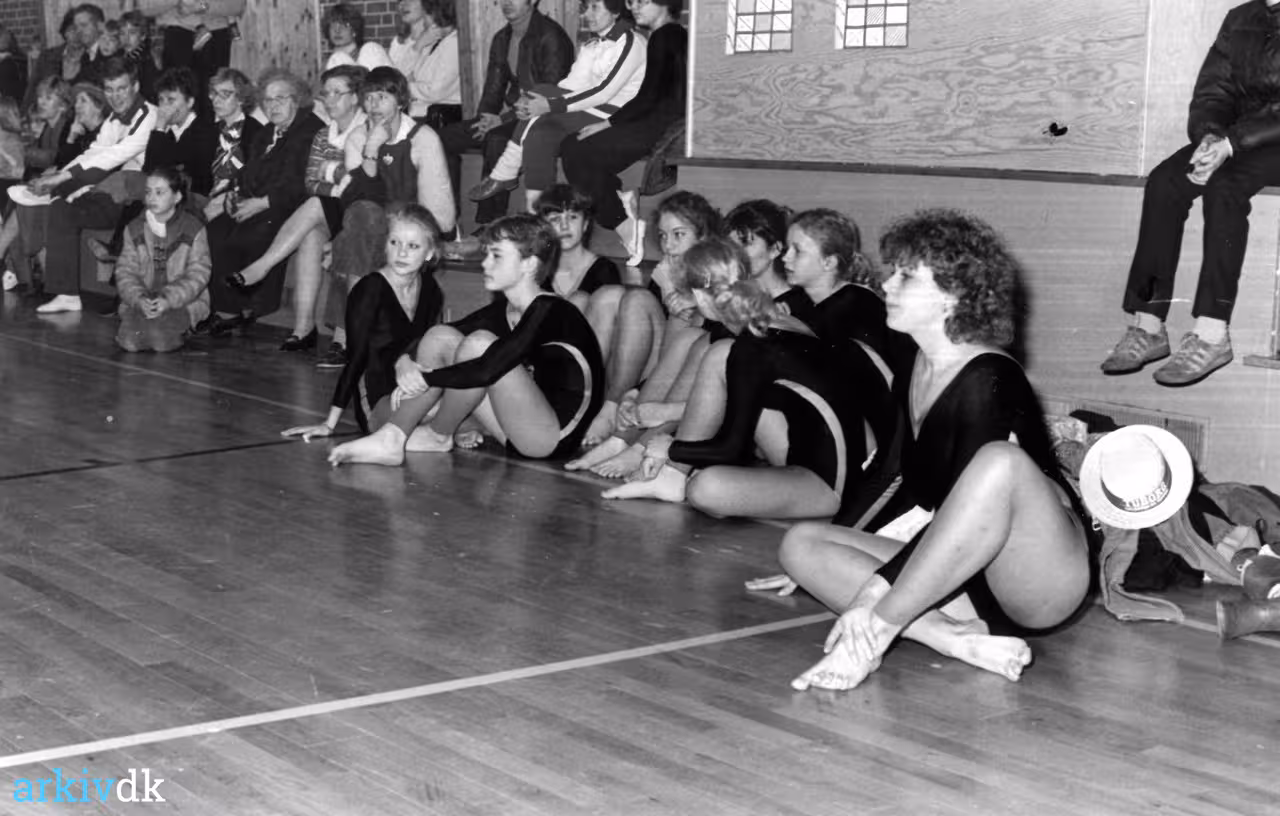 arkiv.dk | NG-foreningen giver gymnastikopvisning i NKK-Hallen, o. 1983.
