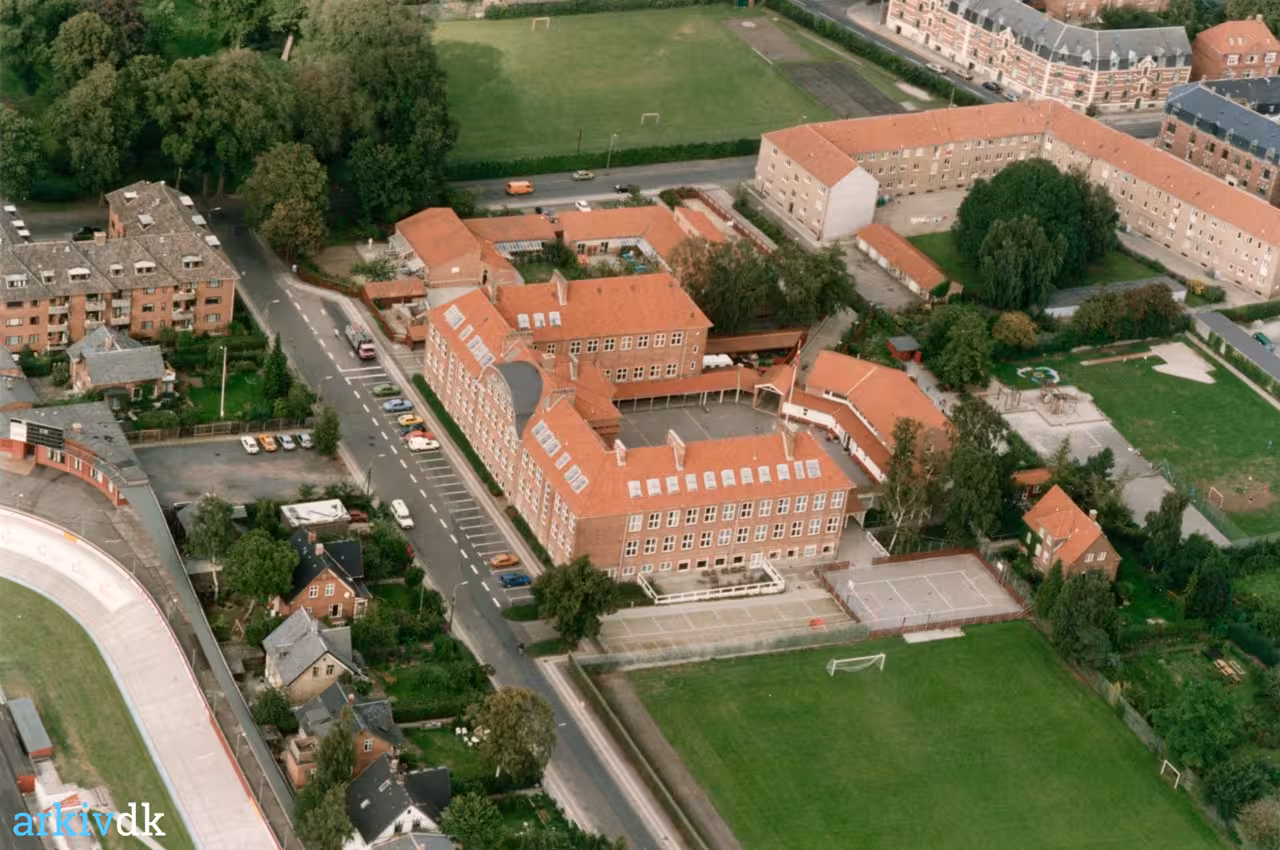 arkiv.dk | Luftfotografi af Ordrup Skole taget fra Grønnevænge med lidt af Ordrupbanen i venstre ...