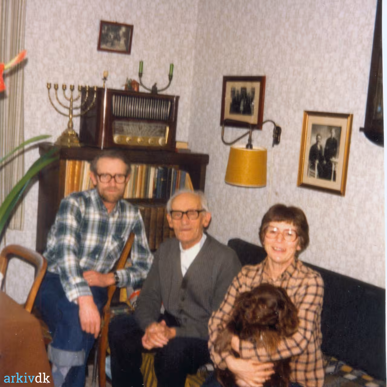 arkiv.dk | Jørgen, Ejnar og Kirsten Wagner med hund. Ca. 1980