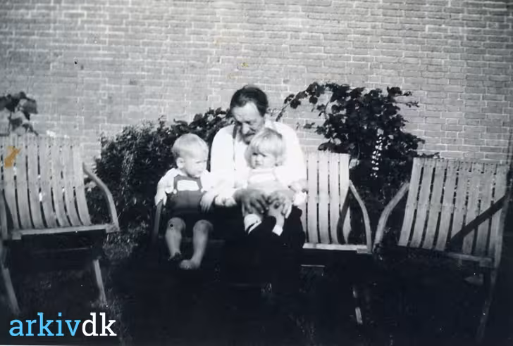 arkiv.dk | Hygge med bedstefar i Stoholm i haven ca. 1953.