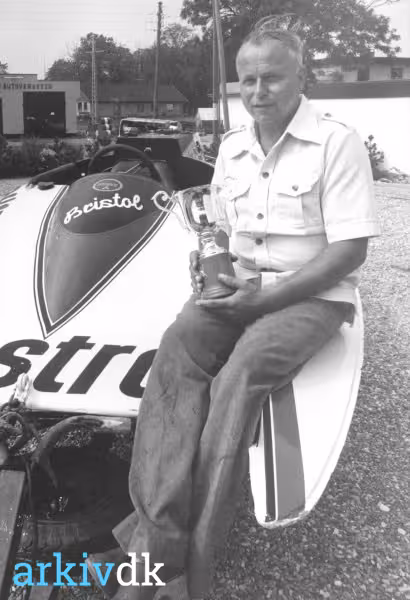 arkiv.dk | Restauratør Knud Hansen Ramløse fremviser et trofæ og sin speedbåd