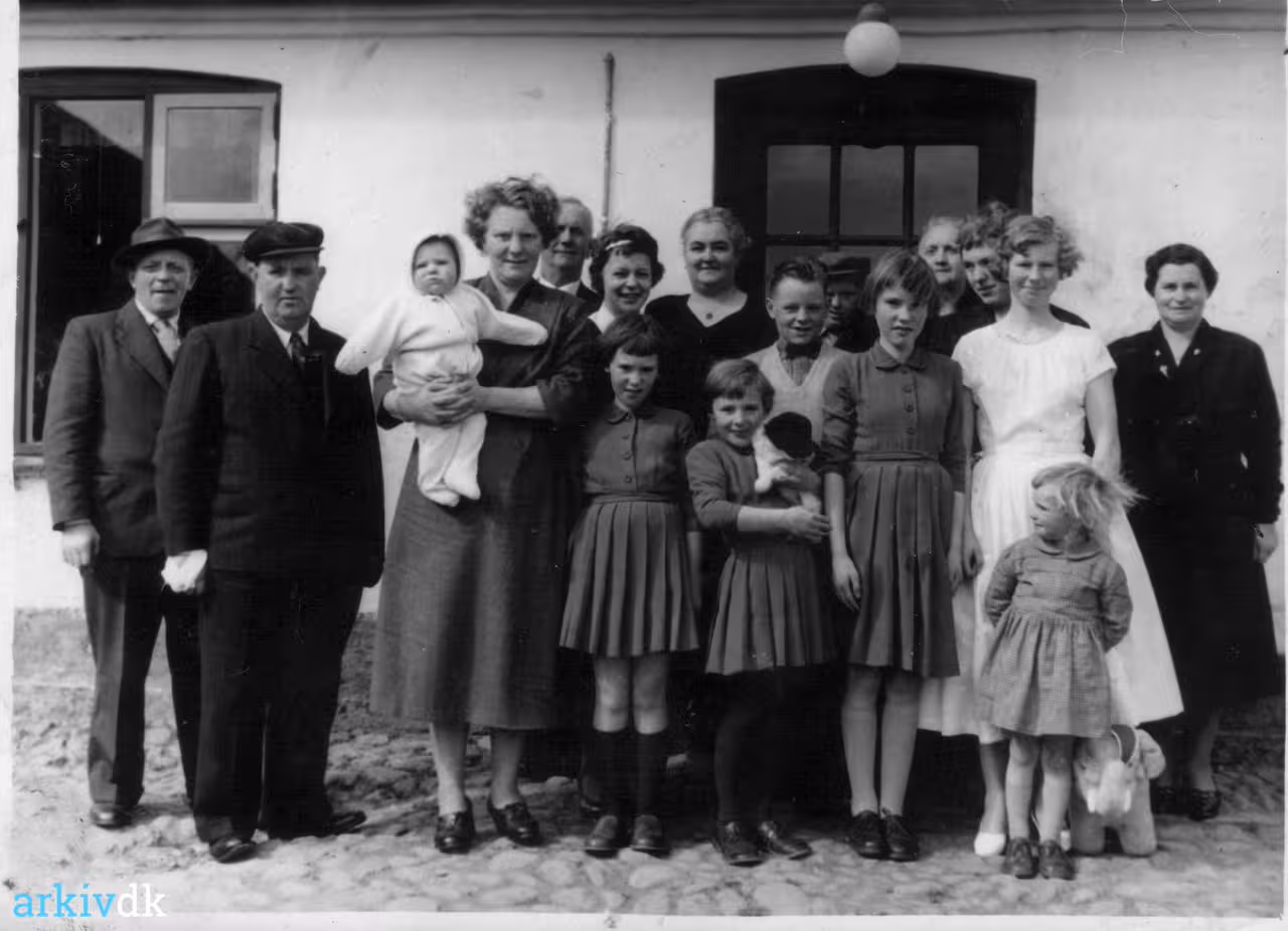 arkiv.dk | Familiefoto sammen med tidligere naboer ved stuehuset, Vejstruprødvej 33,i anledning ...