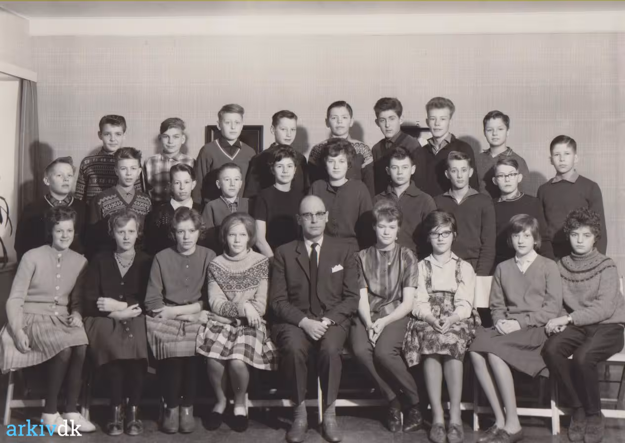 arkiv.dk | Konfirmation i Bov kirke den 1. april 1962 ved pastor Harritsø.