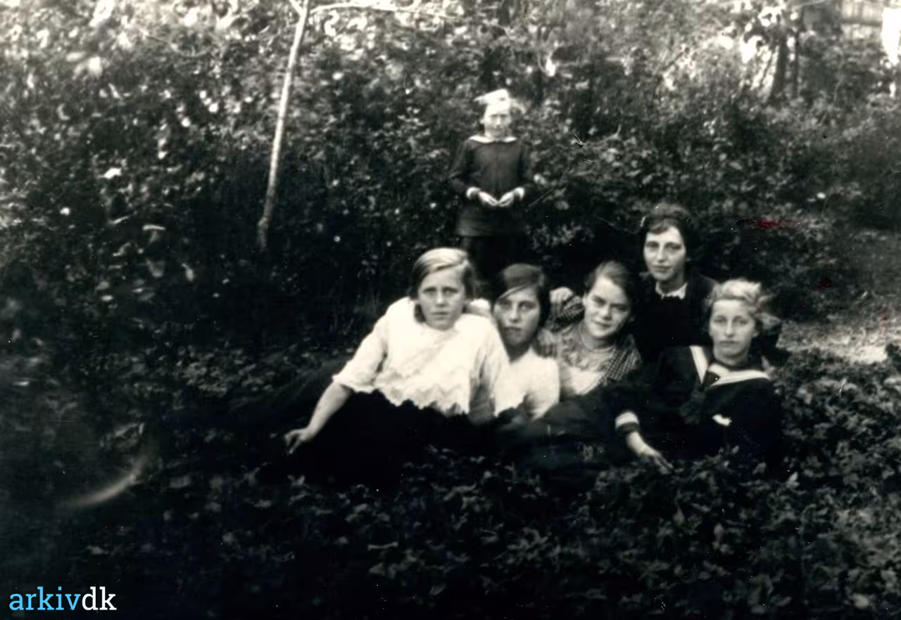 arkiv.dk | 6 personer fotograferet i have, Kongerslev