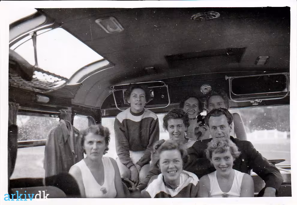 arkiv.dk | Gymnastikpiger, fra HIF Haslev, på vej hjem fra et stævne