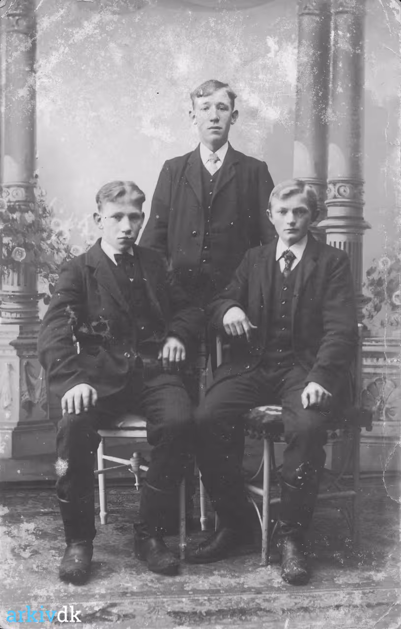 arkiv.dk | Niels Husted Buurgaard Mikkelsen søn af Mikkel Mikkelsen, Karlsmosevej 6, Vorgod Hede.