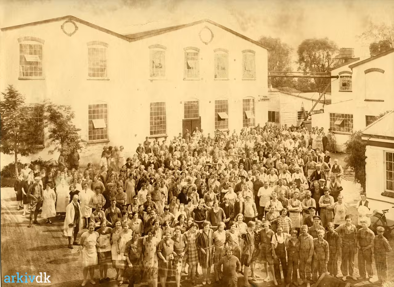 arkiv.dk | Gruppebillede af personale på Codan Gummi.