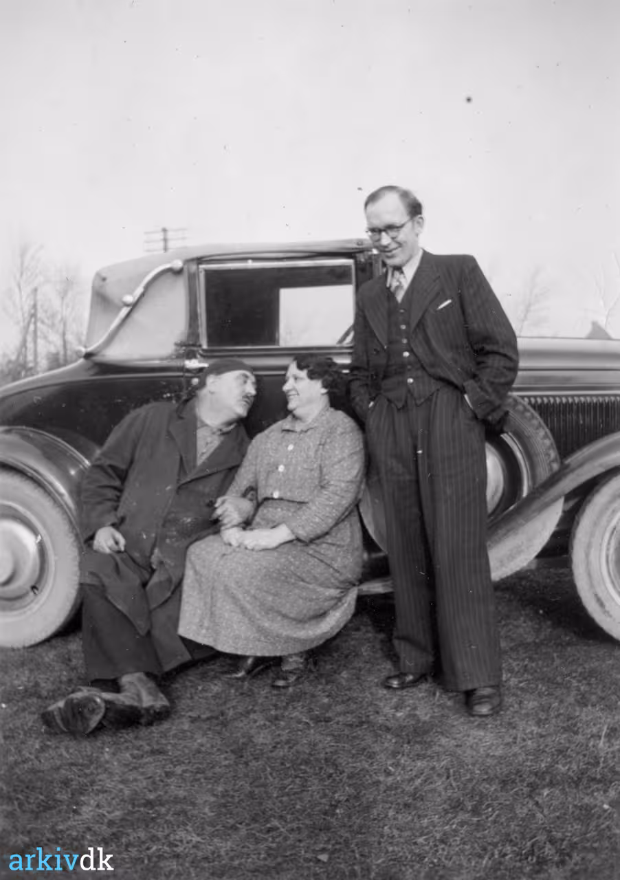 arkiv.dk | Jeppesen, Martha, Bille, Willy og Lauring, Kjartan foran en bil. Portræt