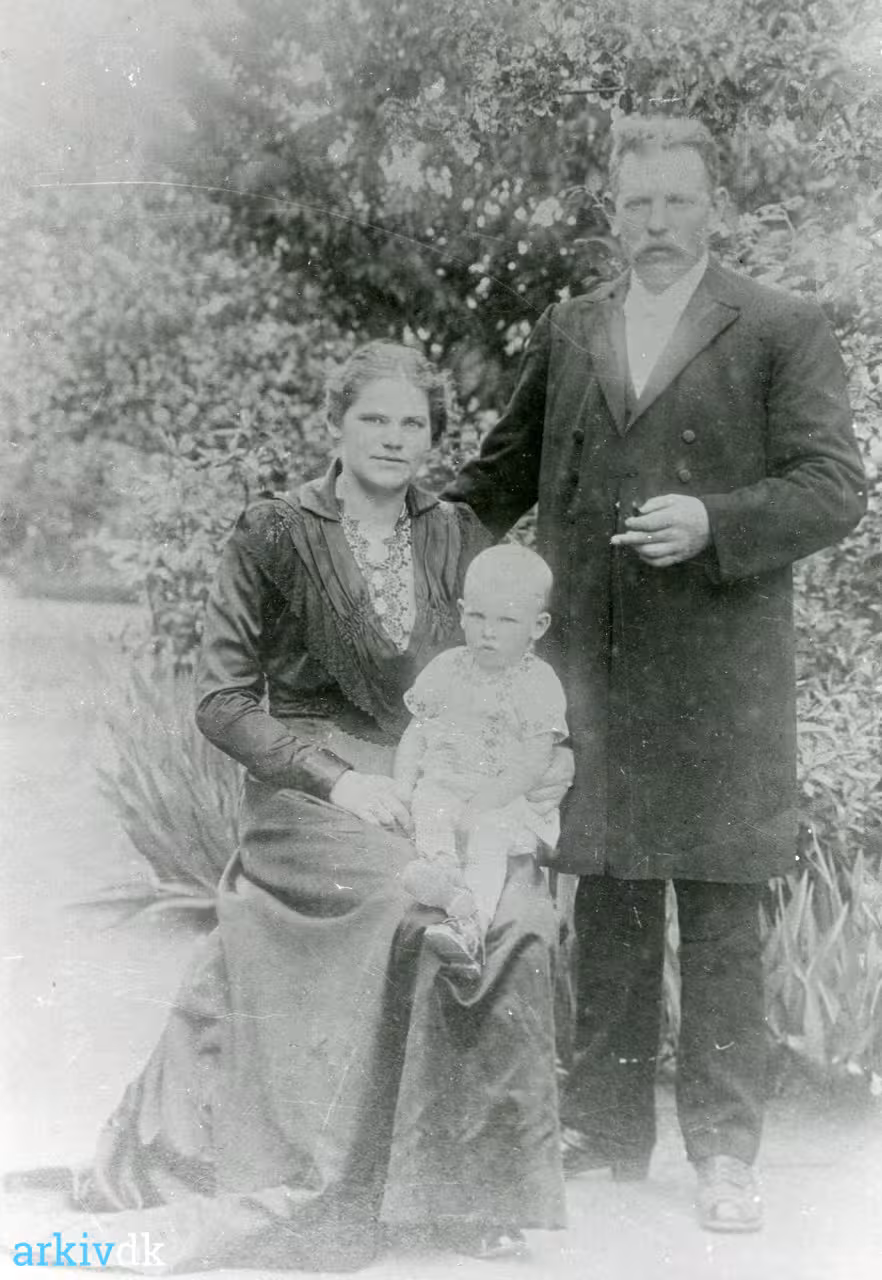 arkiv.dk | Maren (f. Bang) med mand Morten Jensen og sønnen Karl Bang Jensen ( ca 1 år gammel )