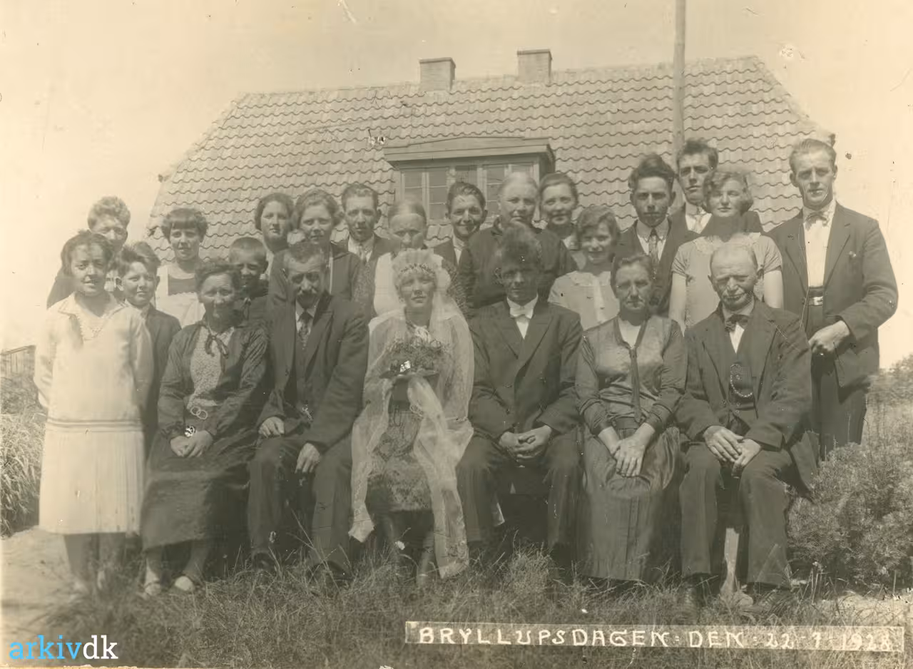 arkiv.dk | Bryllupsgæster og brudeparret Dagmar Kristine Würtz (1908-) og Niels Hansen Nielsen ...