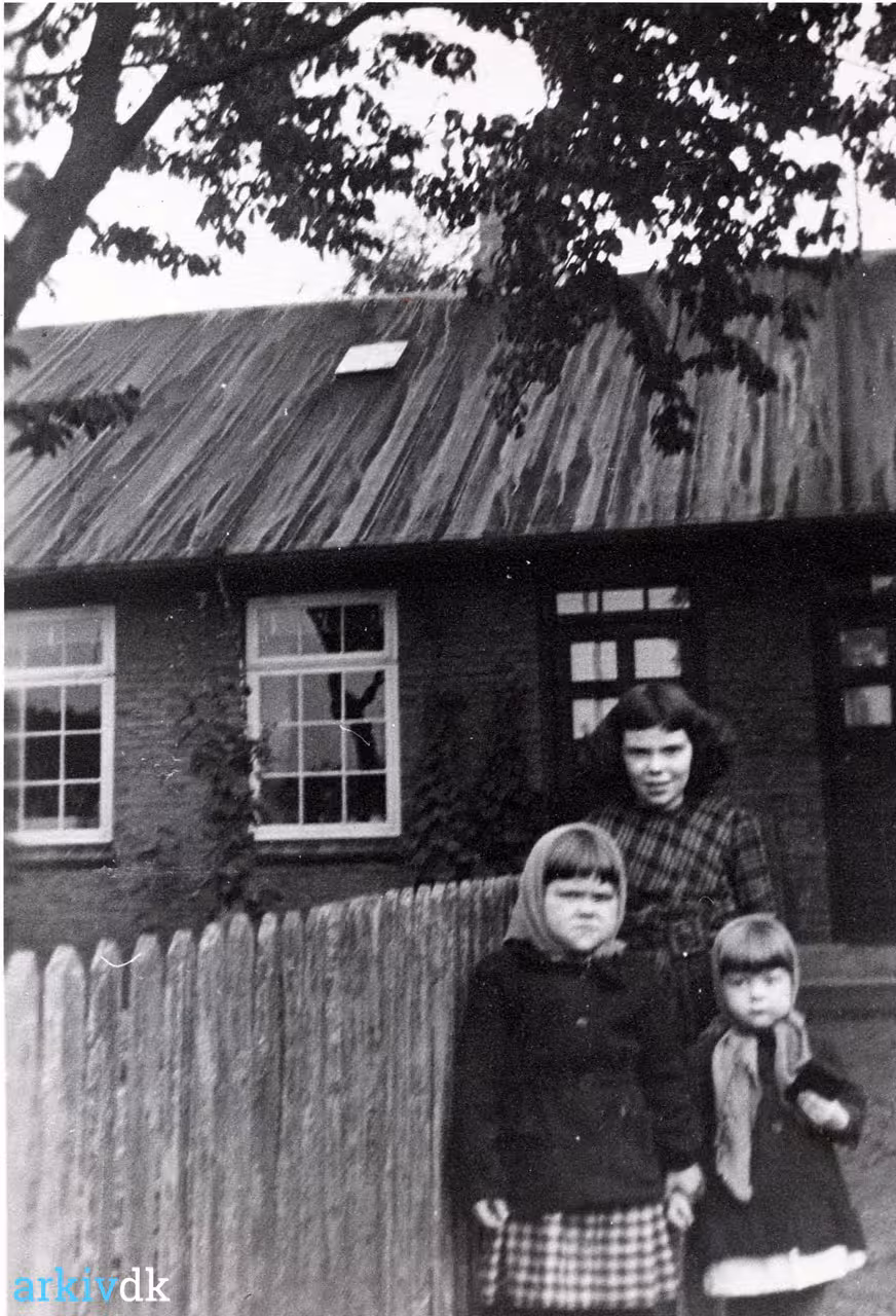 arkiv.dk | Tove, Ea og Kirsten Madsen. Ca. 1950