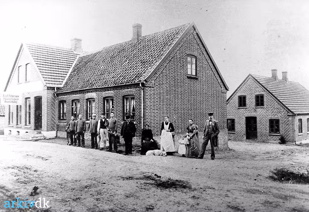 arkiv.dk | Carl Petersen Møbel og Ligkisteforretning, Græsted
