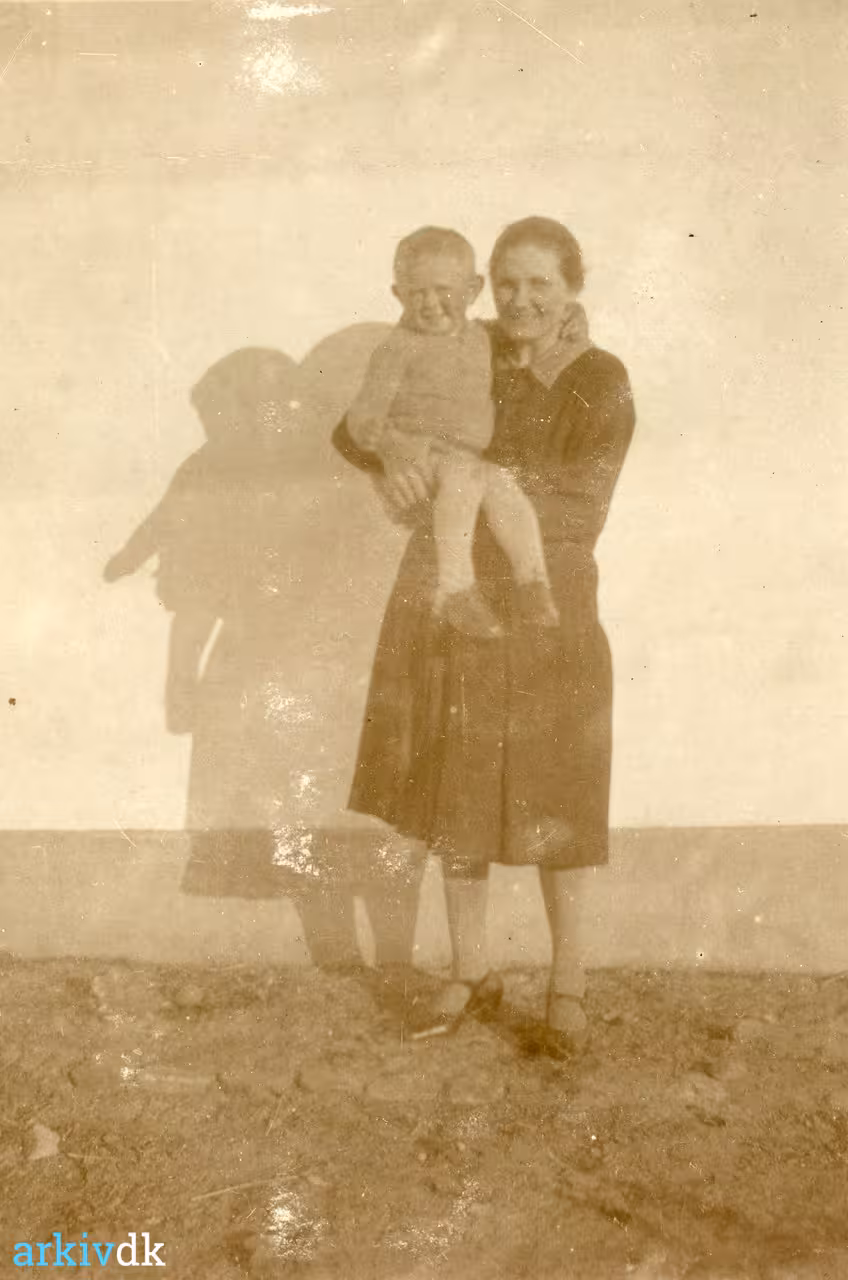 arkiv.dk | Mie Sloth med nevøen Frede Sloth, Hou.