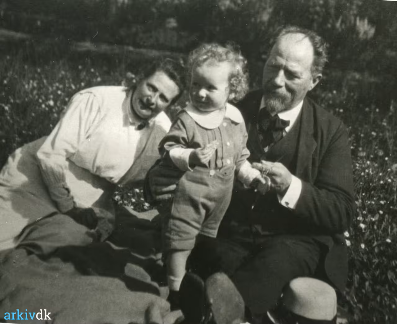 arkiv.dk | Førstelærer Sofus Antonius Winther og hustru Jacobine Hansine Winther, syltepulver ...