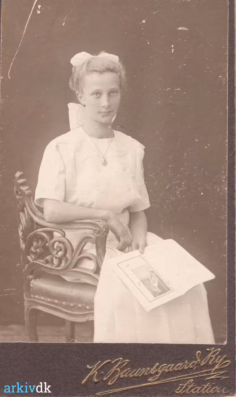 arkiv.dk | Oline Katrine Rasmussen som konfirmand, Ry.