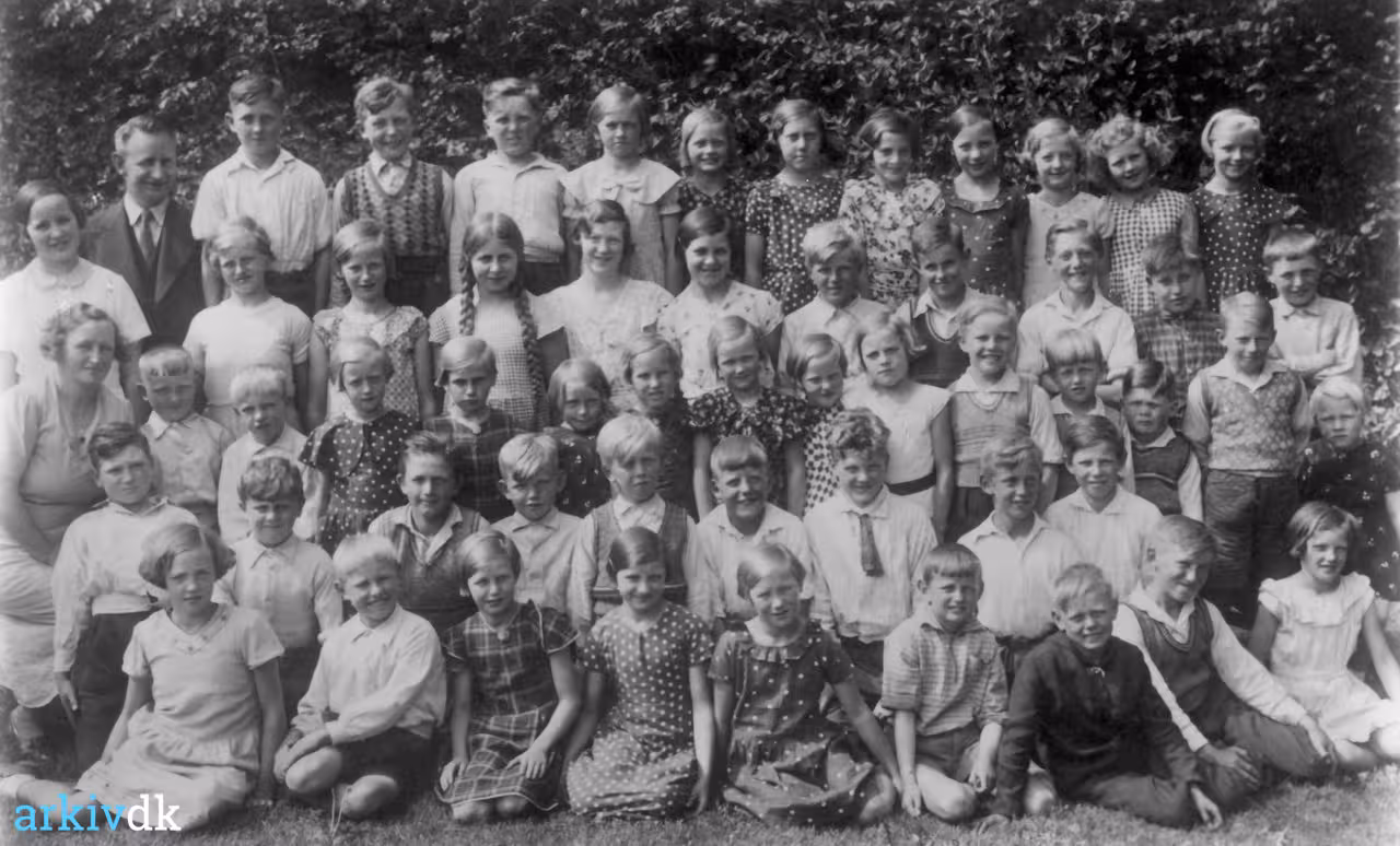 arkiv.dk | Byrsted Skole, elevbillede med bl.a. lærer Nielsen og fru Nielsen