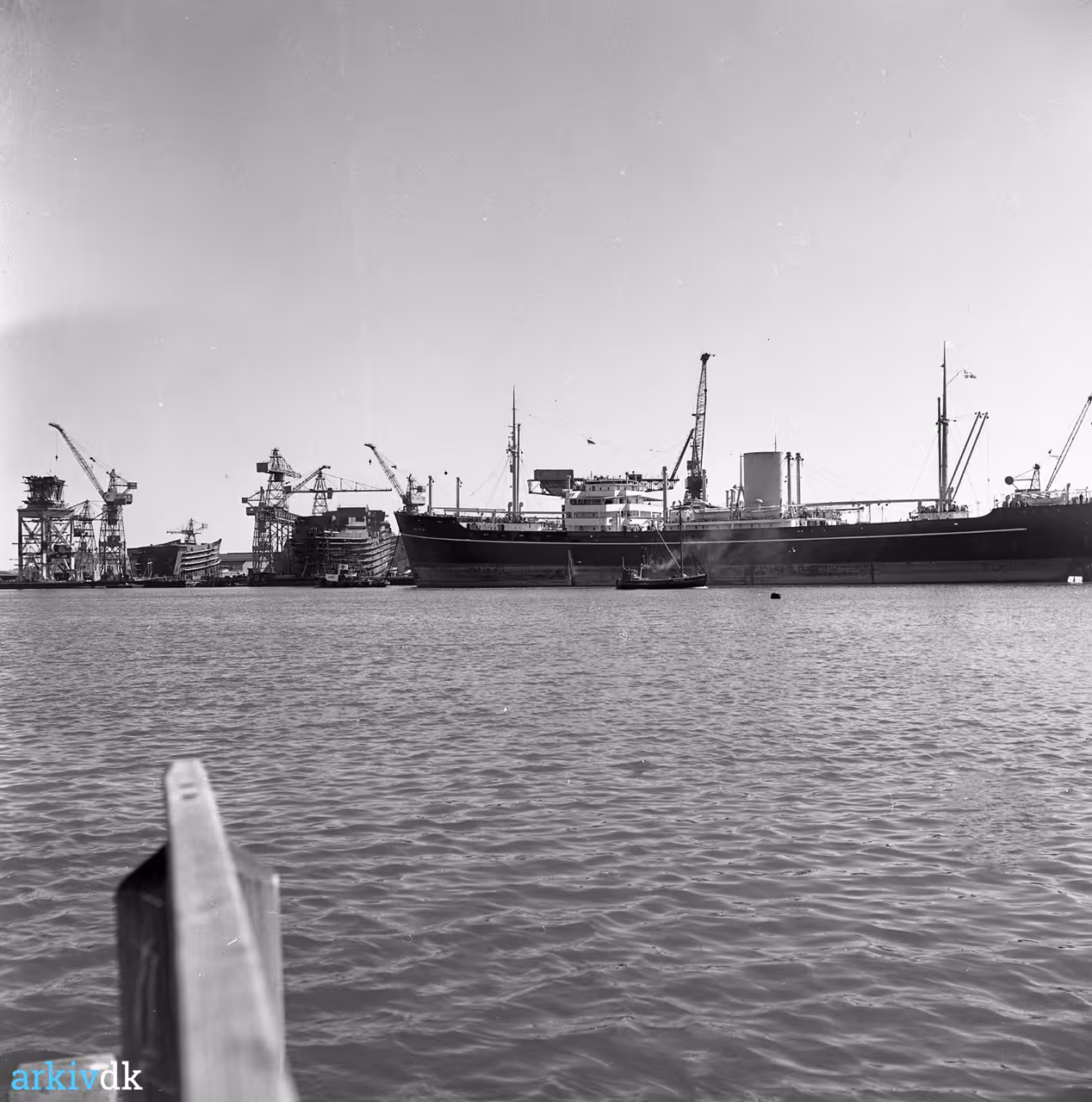 arkiv.dk | M/S Kina ved kajen, Nakskov Skibsværft.
