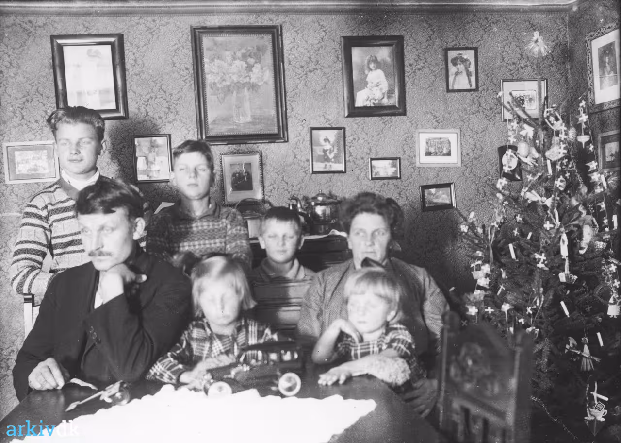 arkiv.dk | Interiør: Familien Julius Emil Larsen i dagligstuen med juletræet