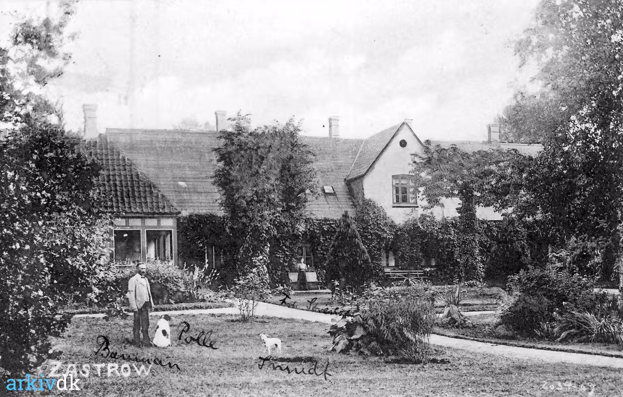 arkiv.dk | Zastrow hovedbygningen set fra haven ca. 1910 postkort