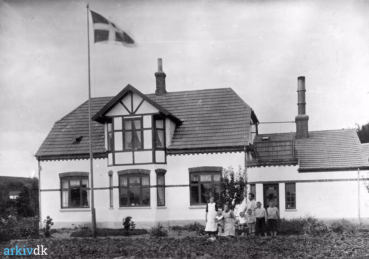 arkiv.dk | Bagermester L.F. Madsen og familie foran "Det gule Palæ", Brønsoddevej 7, ca. 1912