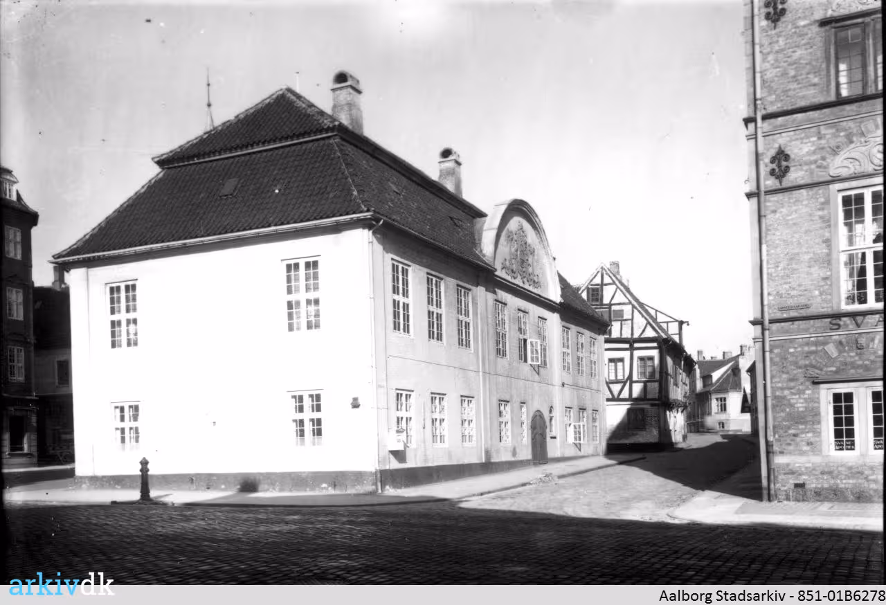 arkiv.dk | Adelgade set mod syd-vest fra Østerågade. Aalborg Rådhus med ...