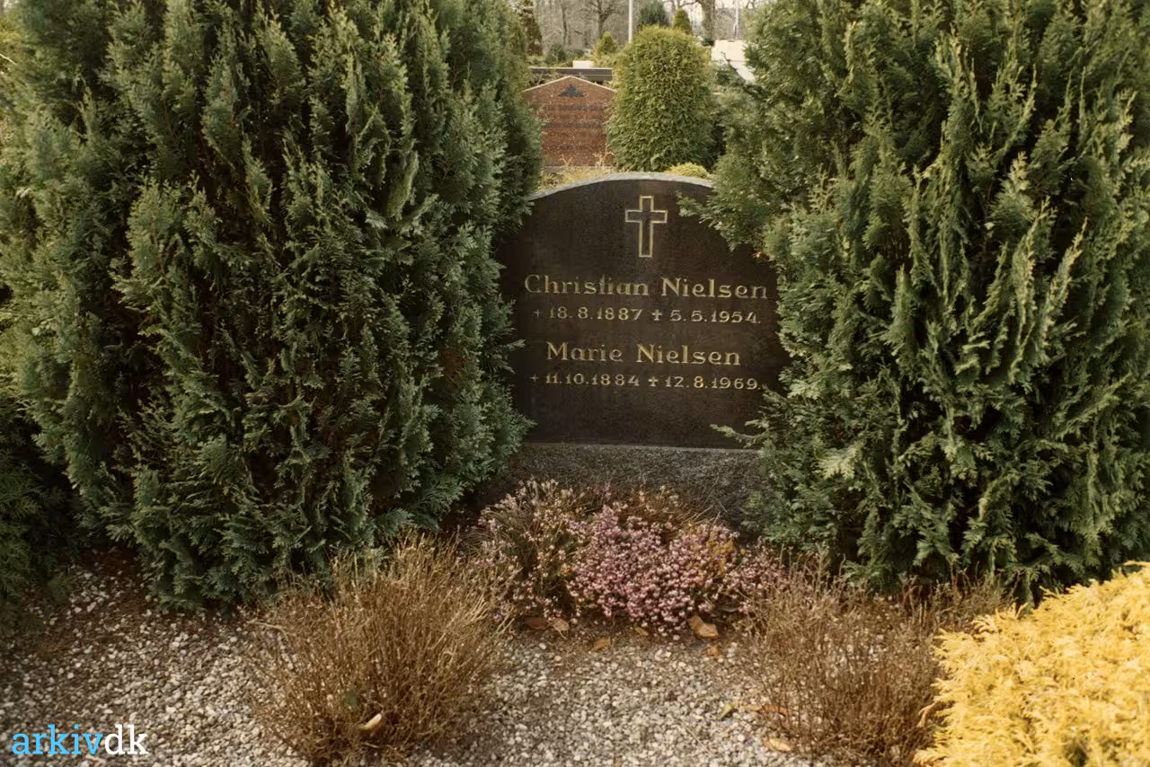arkiv.dk | Gravsten for Kristian og Marie Nielsen