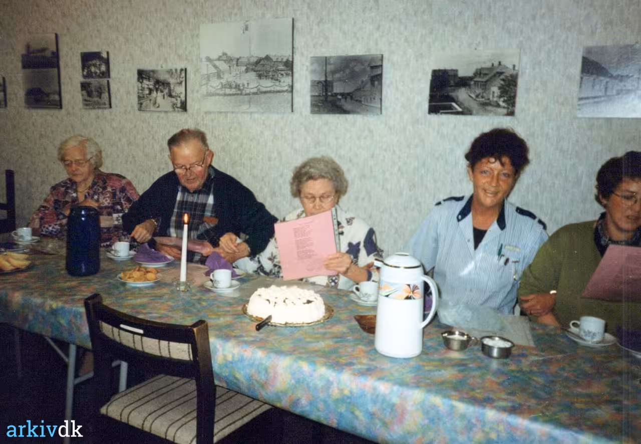 arkiv.dk | Haversdal Ældrecenter Dahlsensvej Haverslev 9610 Nørager Hygge omkring bordet.