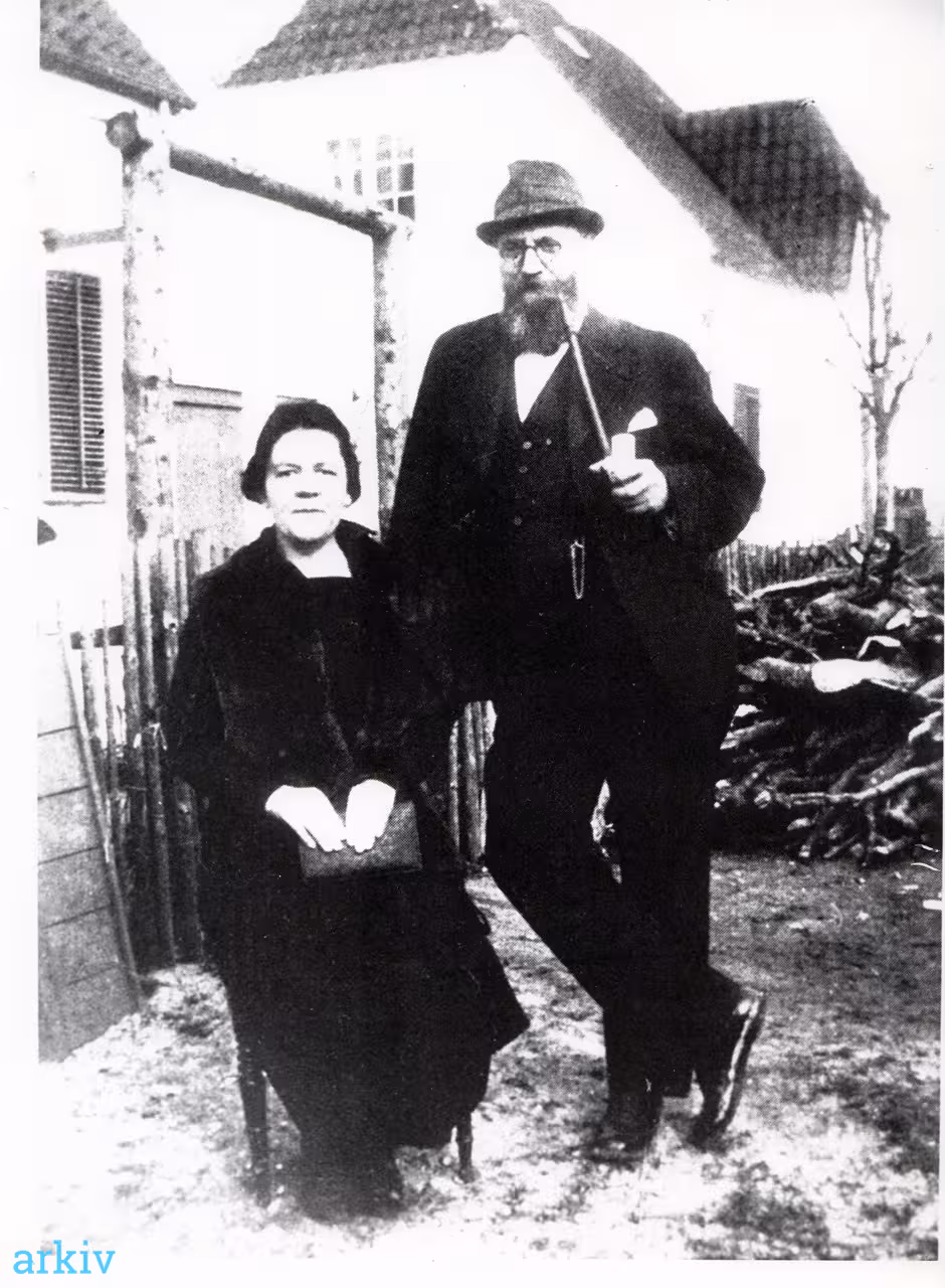 arkiv.dk | Thorvald Stauning og hustru foran Enghuset, Valløby