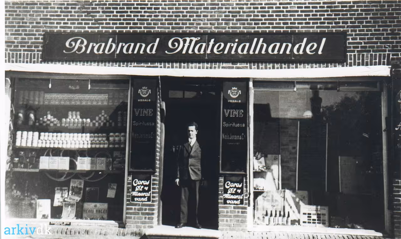 arkiv.dk | Brabrand Materialhandel, Hovedgaden 72, Brabrand. Ca.1930.