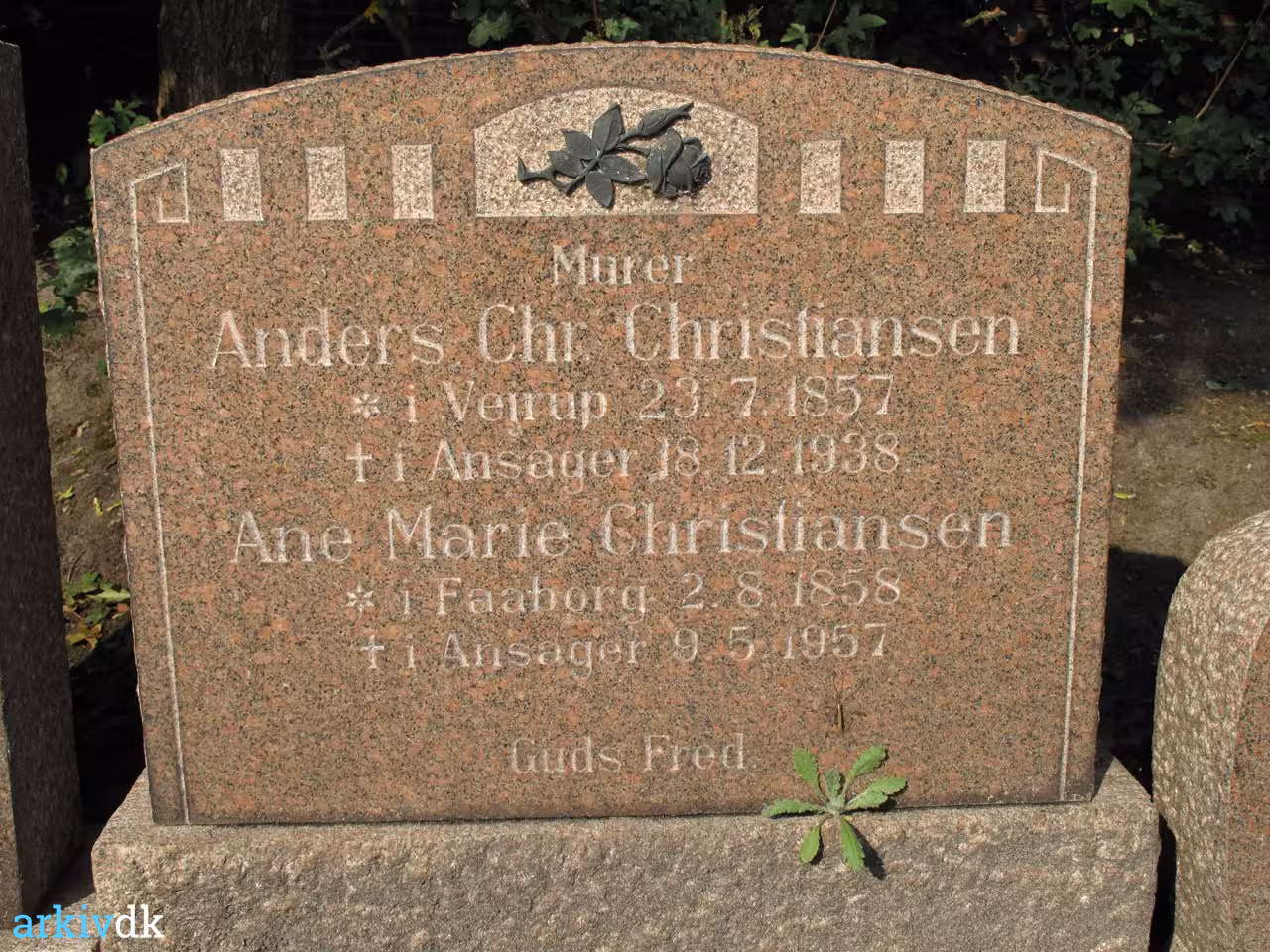 arkiv.dk | Gravsten Ane Marie og Anders Chr. Christiansen, Ansager 1957