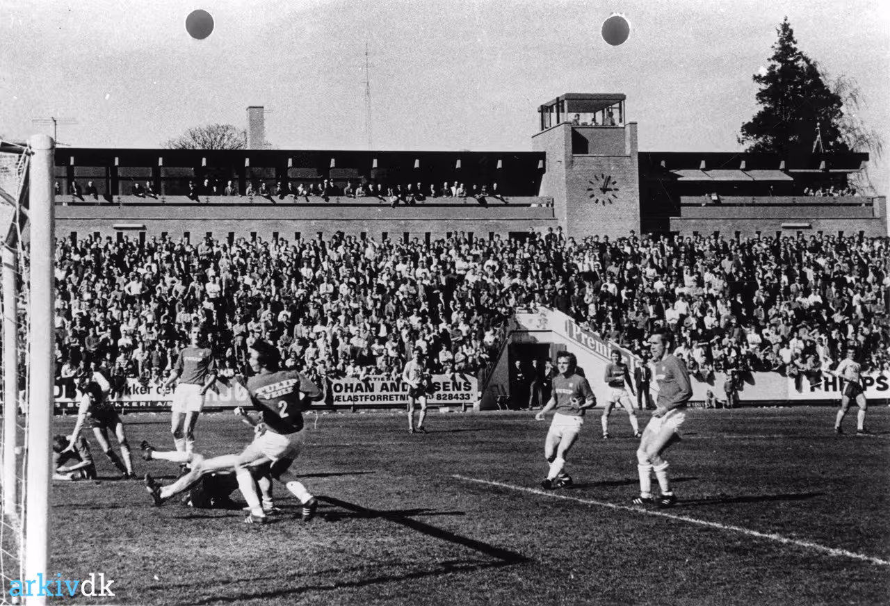arkiv.dk | Vejle Boldklub i kamp på Vejle Stadion, ca. 1970