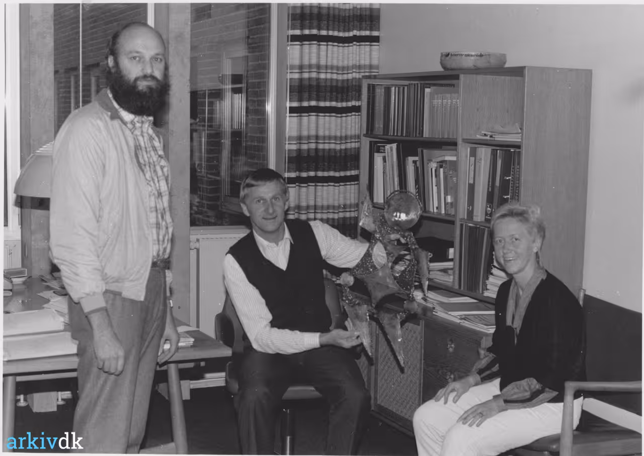 arkiv.dk | Borgmester Ejnar Gadegaard i midten viser en metalskulptur frem på Ry Rådhus.