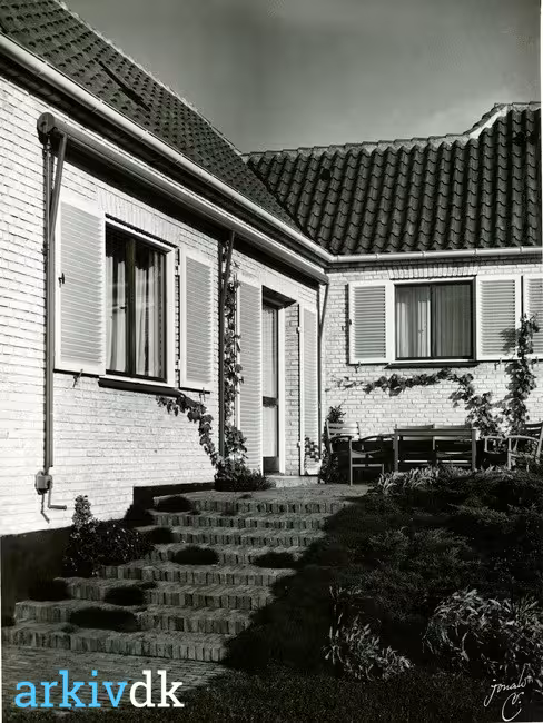 arkiv.dk | Et hjørne af huset ud mod haven set fra vejen