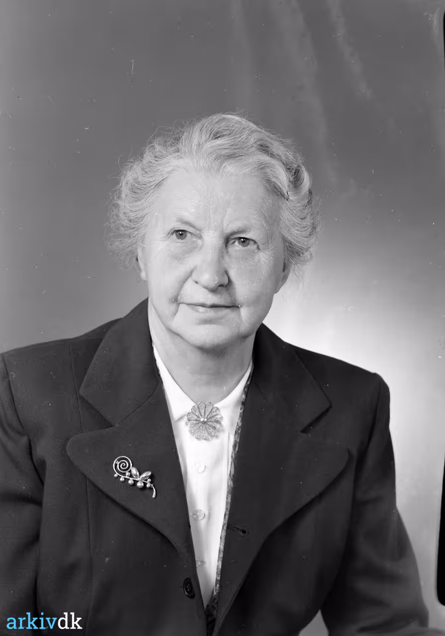 arkiv.dk | Pasfoto - Bestiller/Navn: Juul, Fru (2 af 2 søskende)