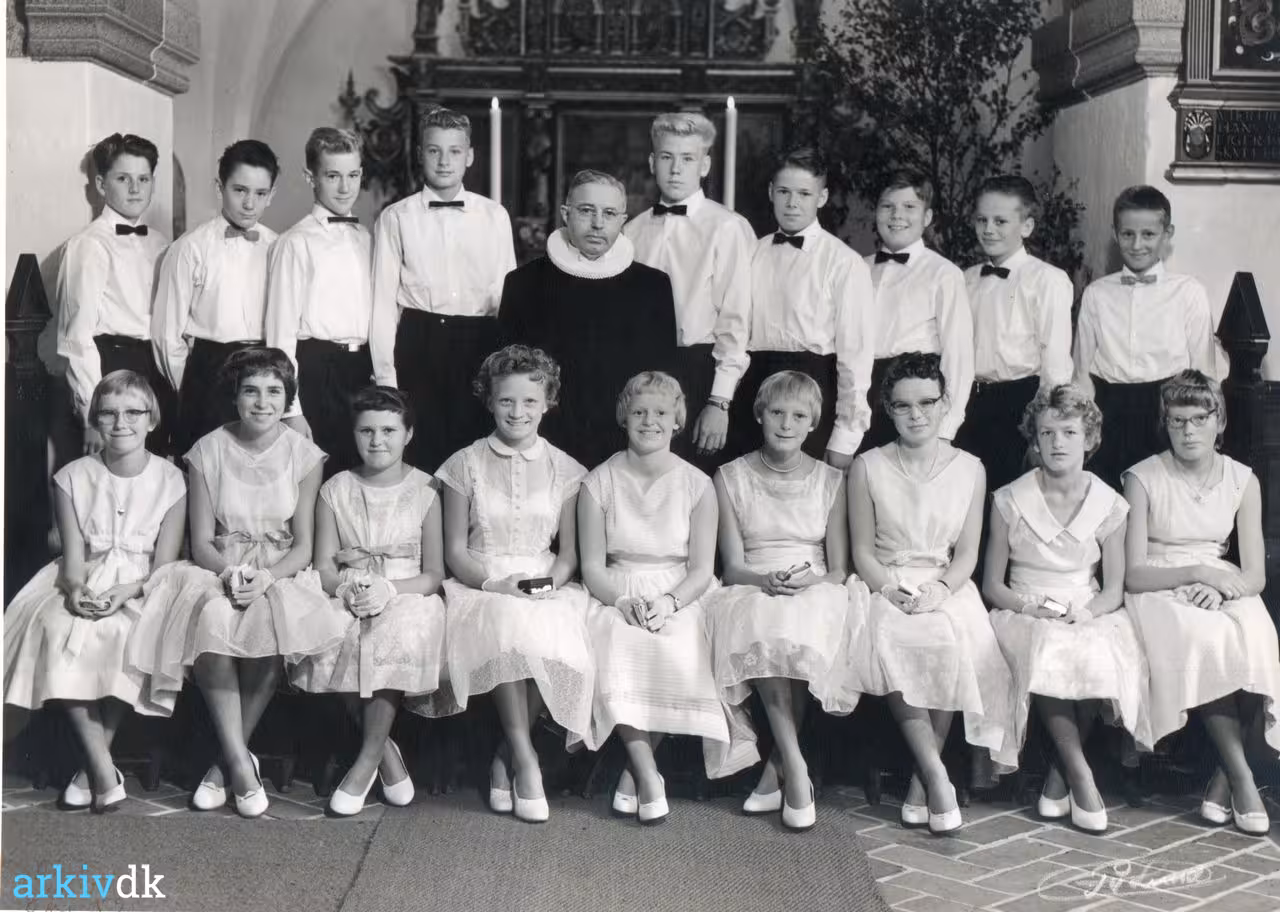 arkiv.dk | Konfirmander i Brande Kirke den 4. oktober 1959, ved provst Otte.
