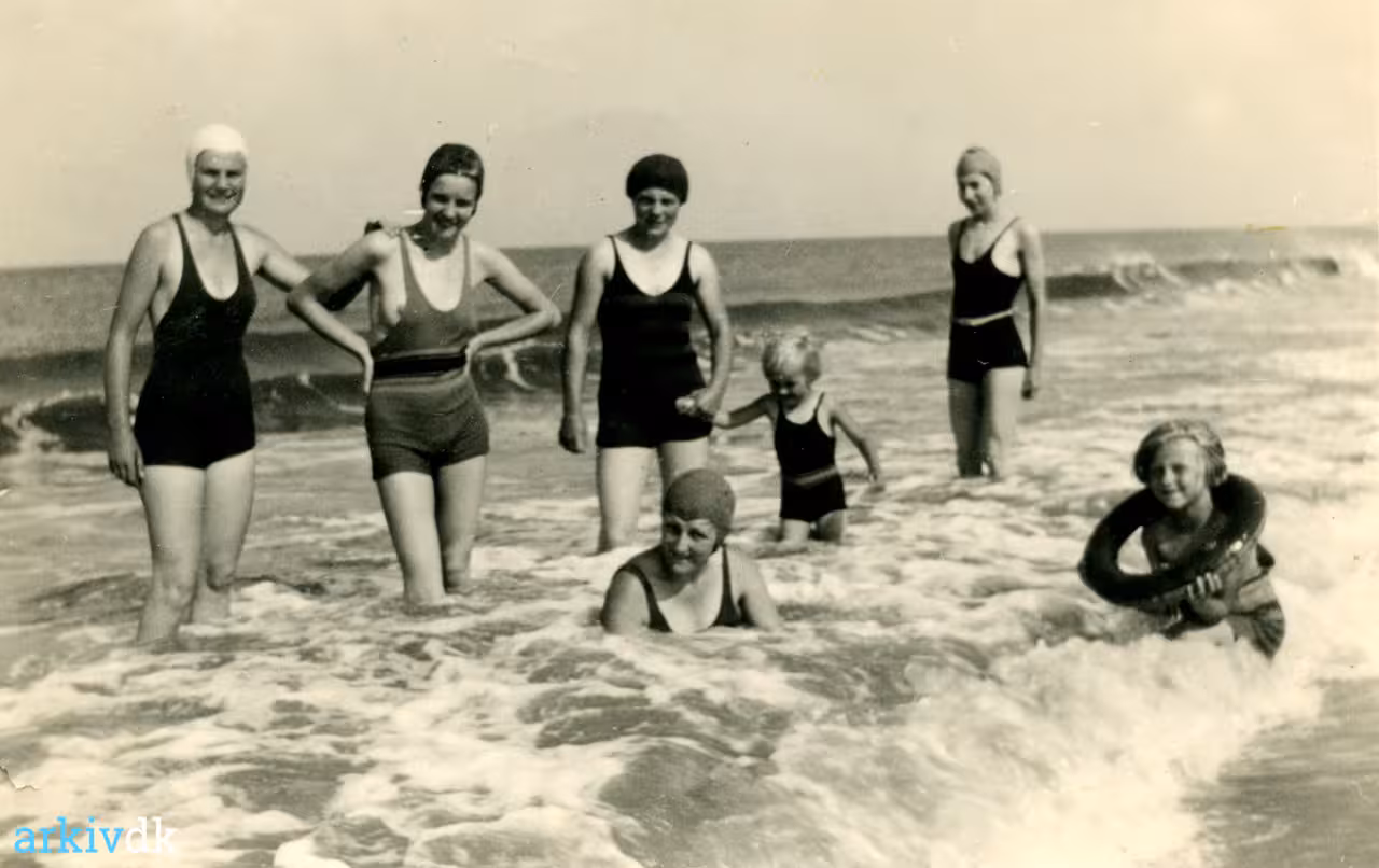 arkiv.dk | I vandet ved Vejers Strand, strandliv ca. 1942-1948.