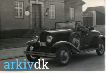 arkiv.dk | 2 unge mænd i en bil. Verner Jensen (t.h.) og Svend