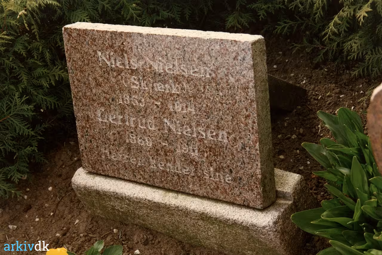 arkiv.dk | Gravsten for Niels og Gertrud Nielsen