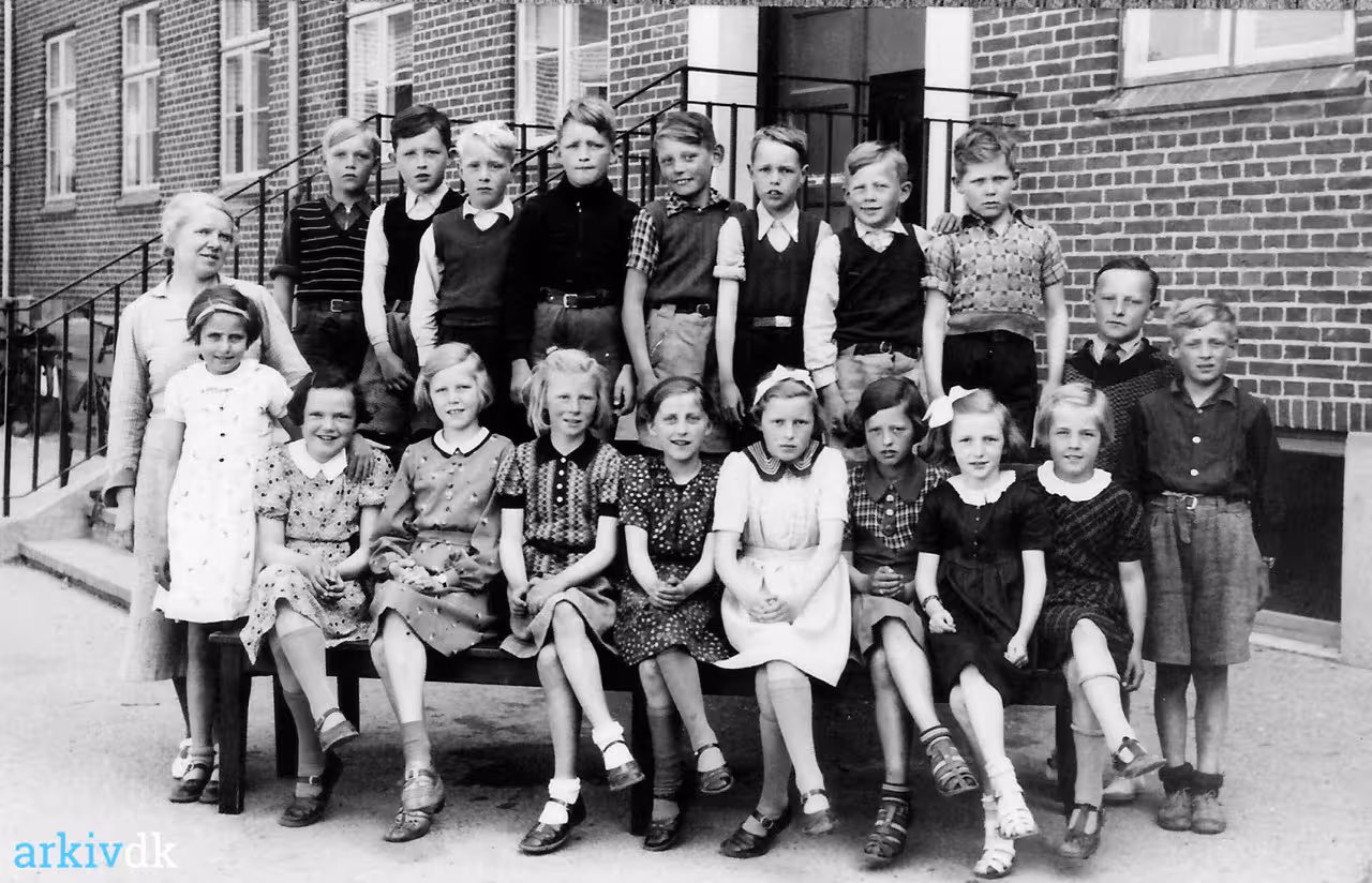 arkiv.dk | Tarup Skole. Først i 1940'erne.