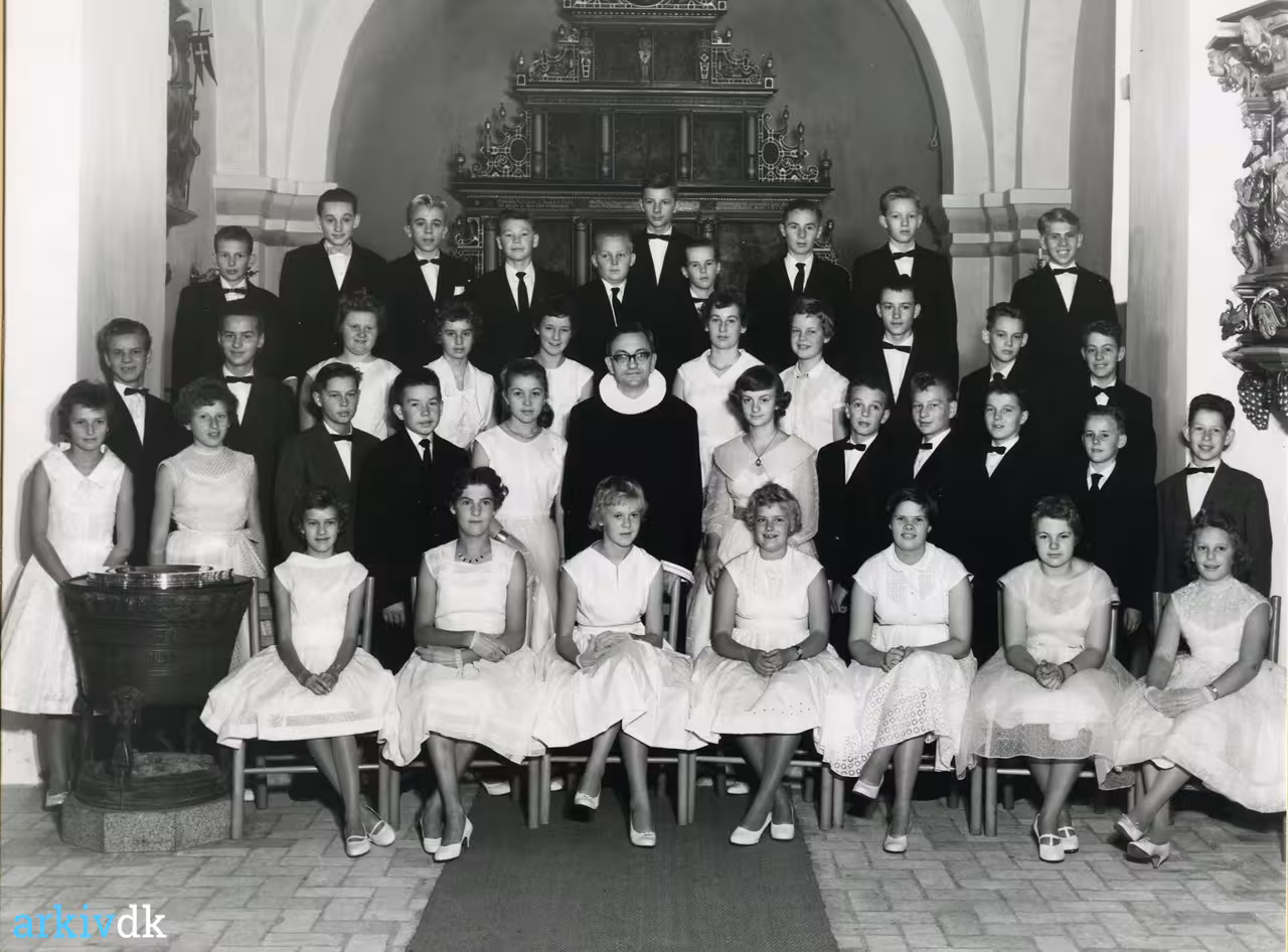 arkiv.dk | 26.5 - Konfirmationsbillede Sct. Jacobi kirke, Kirkepladsen 4, 1959