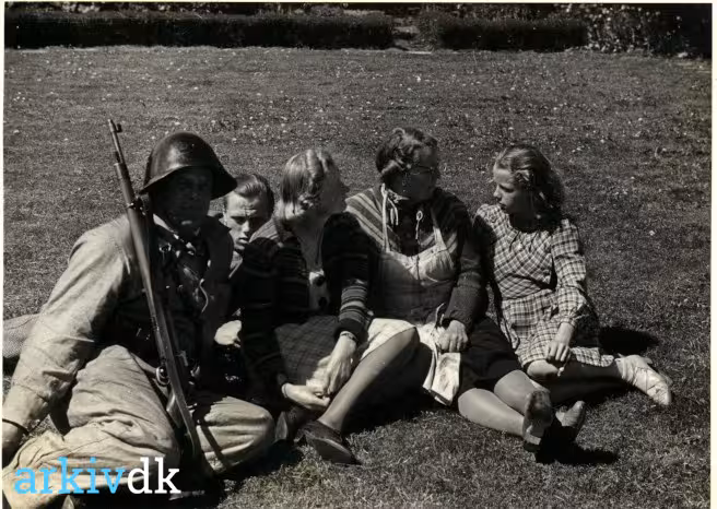 arkiv.dk | Egon Hansen med sin hustru Ragna og hendes børn