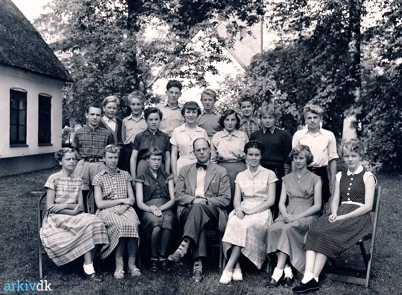 arkiv.dk | Bov Kirke - Pastor Harritsø Konfirmander efterår 1954