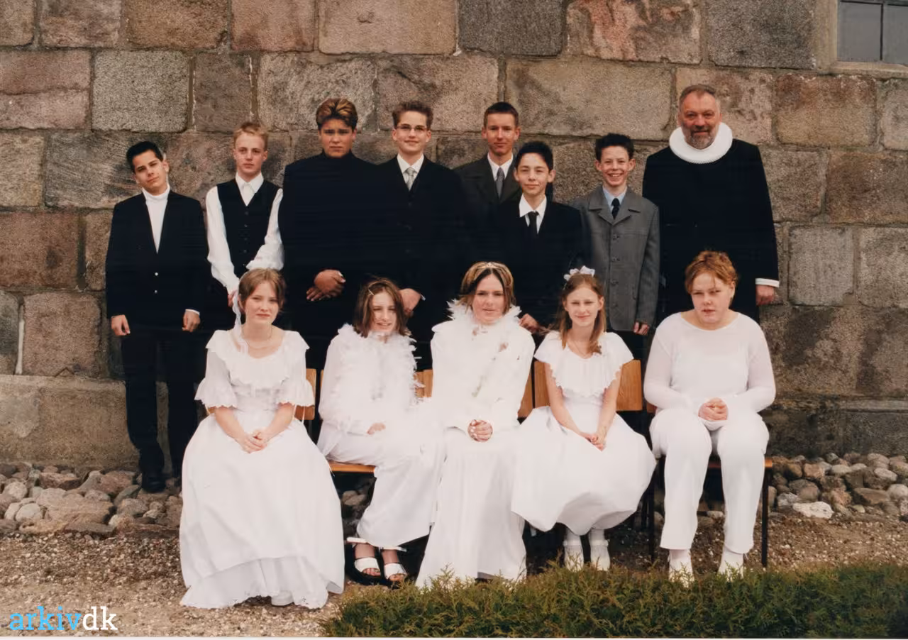 arkiv.dk | Konfirmander Trige kirke, 18-04-1999