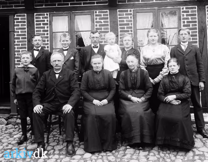 arkiv.dk | Familiebillede. Konfirmand Niels Dalsgaard m. familie