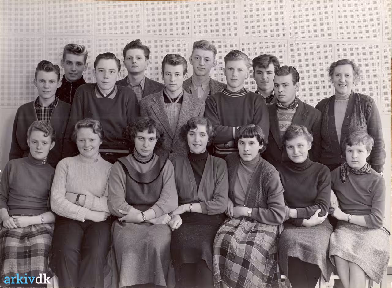 arkiv.dk | Broager Skole, Klassebillede, 1955/56, Realklassen