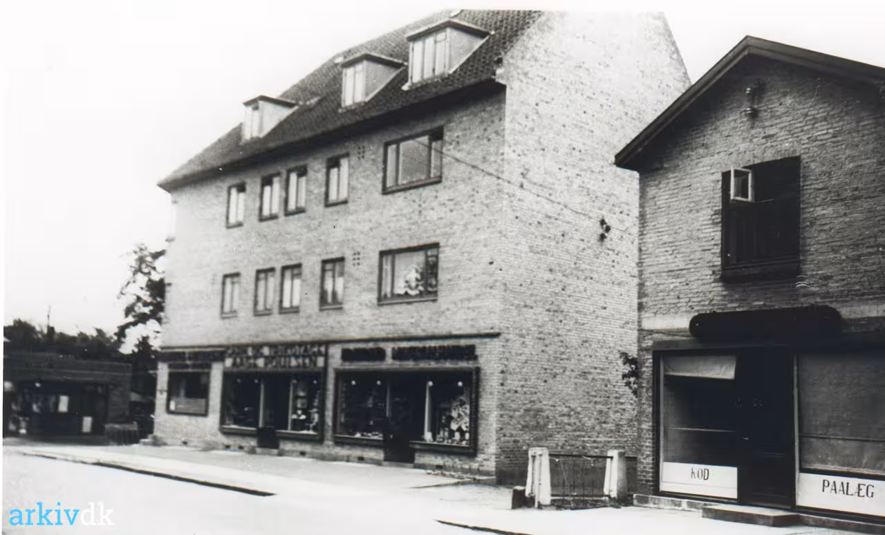 arkiv.dk | Brabrand Materialhandel, Hovedgaden 59, Brabrand. Ca. 1938.