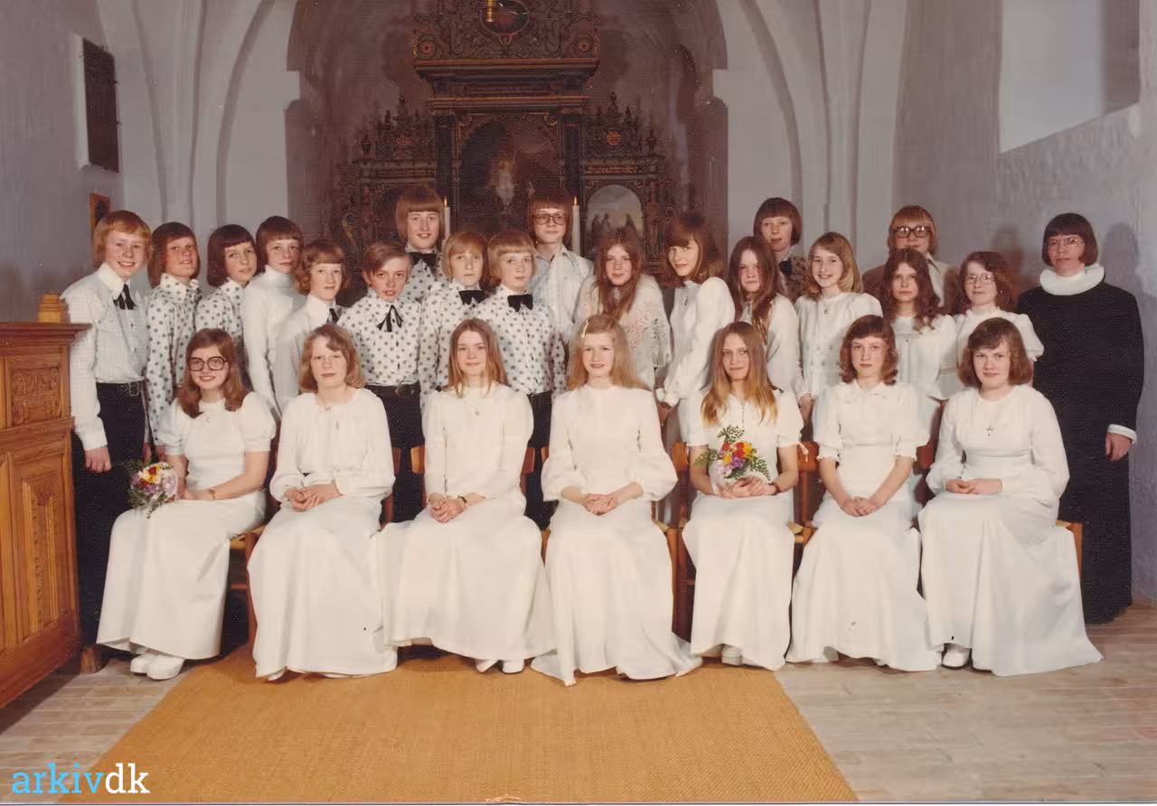 arkiv.dk | Konfirmander i Ølgod kirke 20. april 1975. Elever fra Ølgod Byskole, 7. A.