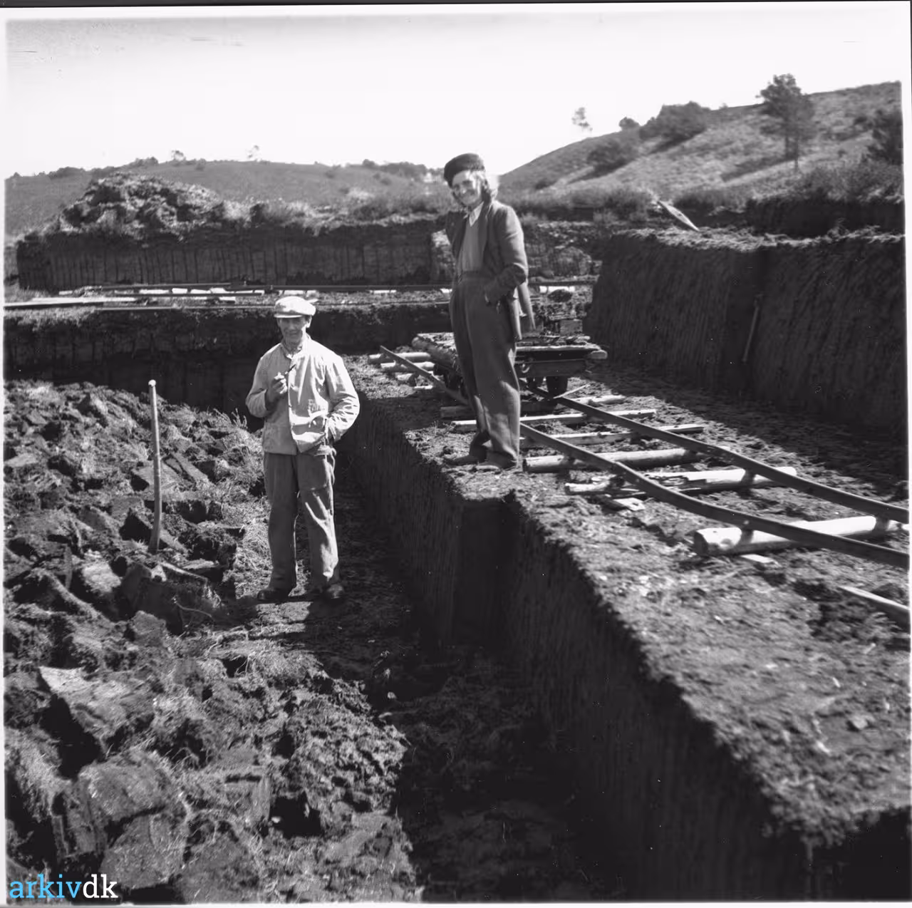 arkiv.dk | Viggo Højgaard og Grethe Højgaard tørvegraven i Bjældskovdal, Funder sogn