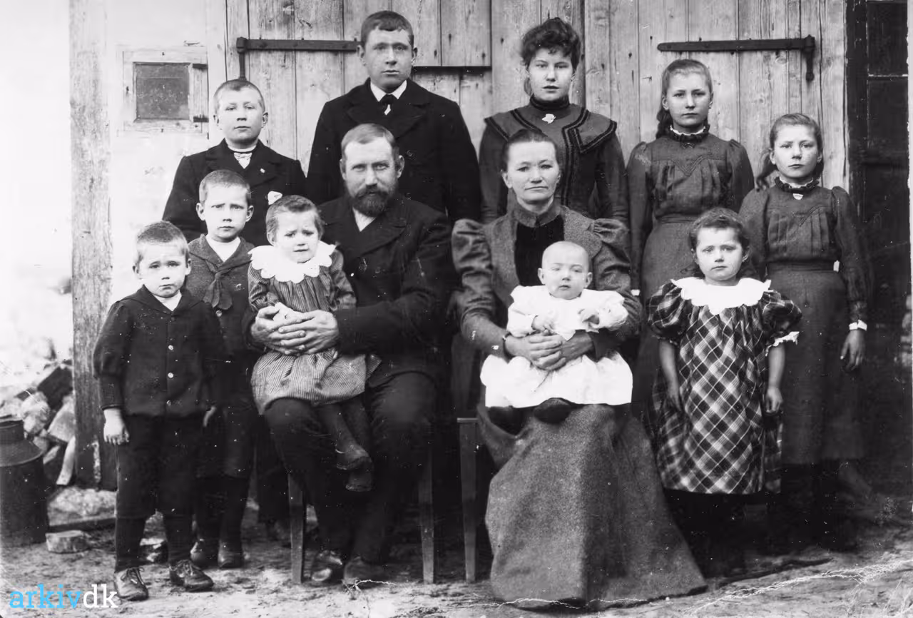 arkiv.dk | Mathilde og Anders Peter Andreasen med 10 af deres børn inden afrejse til Amerika.